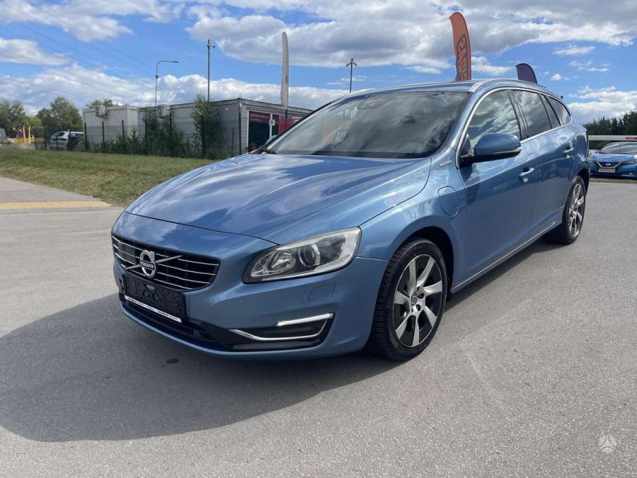 Blue Volvo V60 2014 in Kaunas, with an engine capacity of 2.40 L and mileage of 295 thousand km for 5950 €, photo 1 on AUTOMOTO.COM.LV