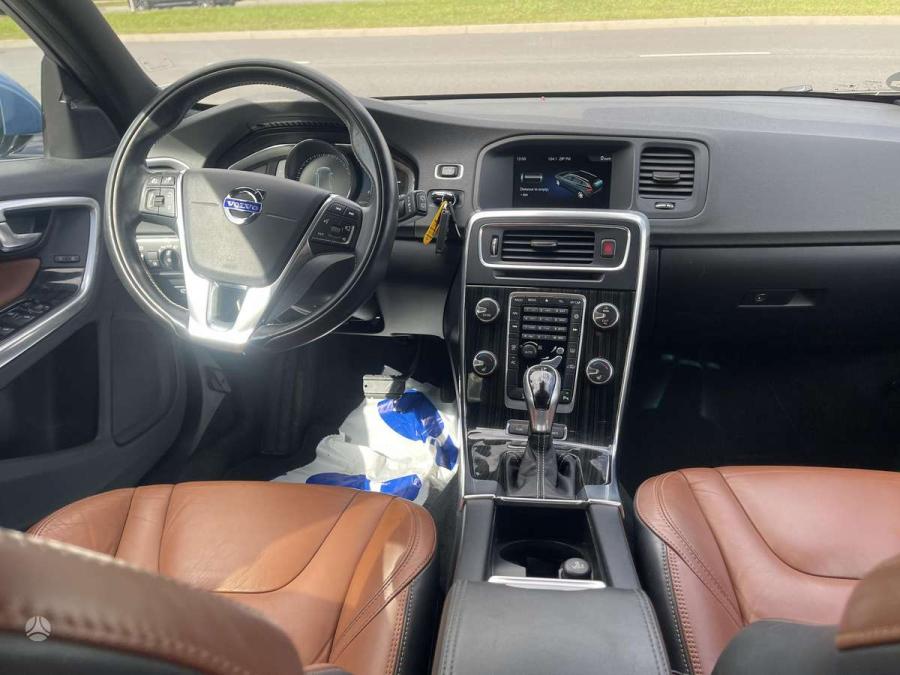 Blue Volvo V60 2014 in Kaunas, with an engine capacity of 2.40 L and mileage of 295 thousand km for 5950 €, photo 27 on AUTOMOTO.COM.LV