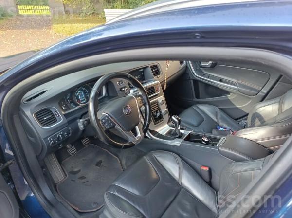 Blue Volvo V60 2014 in Dobele, with an engine capacity of 2.00 L and mileage of 378 thousand km for 5800 €, photo 3 on AUTOMOTO.COM.LV