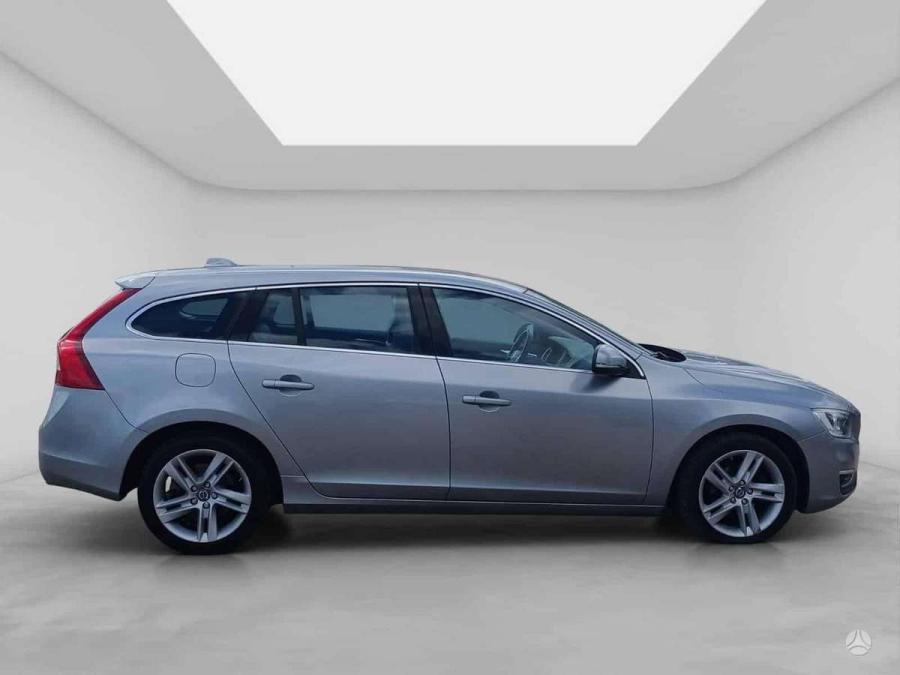 Zils Volvo V60 2014 Viļņa, ar dzinēja tilpumu 2.00 L un nobraukumu 322 tūkst. km par 6800 €, foto 6 vietnē AUTOMOTO.COM.LV