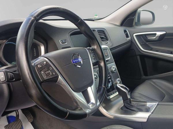 Volvo V60 2014 in Vilnius on AUTOMOTO.COM.LV Blue Volvo V60 2014 in Vilnius, with an engine capacity of 2.00 L and mileage of 322 thousand km for 6800 €, photo 9 on AUTOMOTO.COM.LV