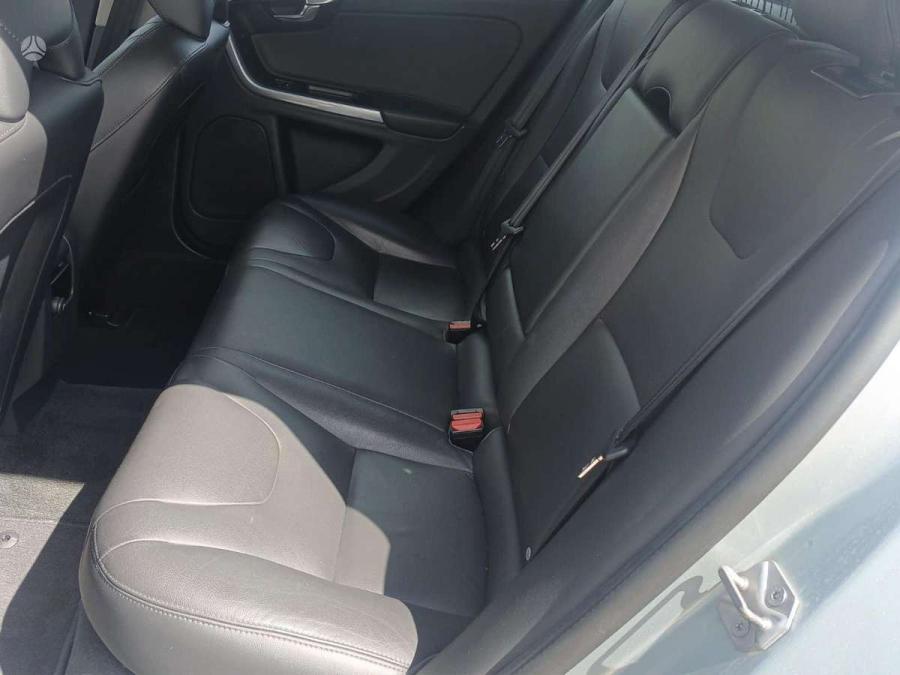 Zils Volvo V60 2014 Viļņa, ar dzinēja tilpumu 2.00 L un nobraukumu 322 tūkst. km par 6800 €, foto 13 vietnē AUTOMOTO.COM.LV