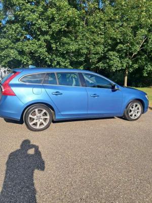 Blue Volvo V60 2014 in Kaunas, with an engine capacity of 1.56 L and mileage of 223 thousand km for 6550 €, photo 16 on AUTOMOTO.COM.LV