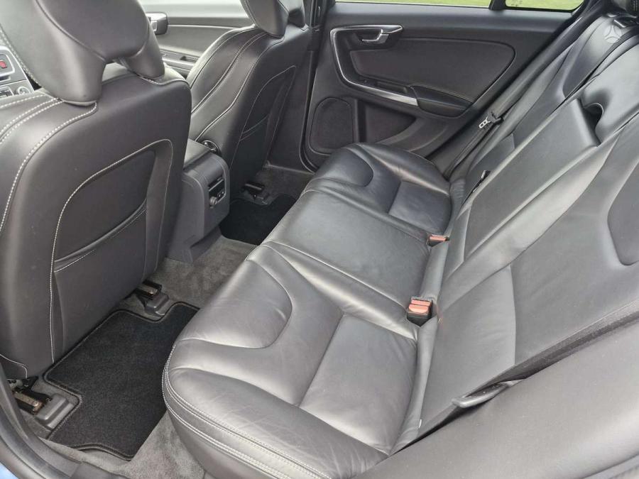 Zils Volvo V60 2014 Viļņa, ar dzinēja tilpumu 1.97 L un nobraukumu 218 tūkst. km par 8300 €, foto 12 vietnē AUTOMOTO.COM.LV