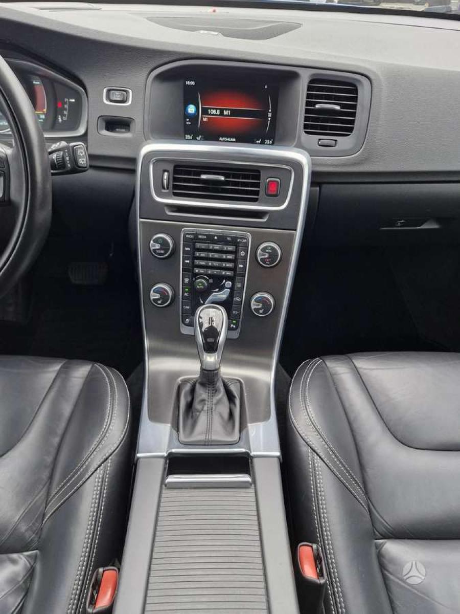 Zils Volvo V60 2014 Viļņa, ar dzinēja tilpumu 1.97 L un nobraukumu 218 tūkst. km par 8300 €, foto 20 vietnē AUTOMOTO.COM.LV