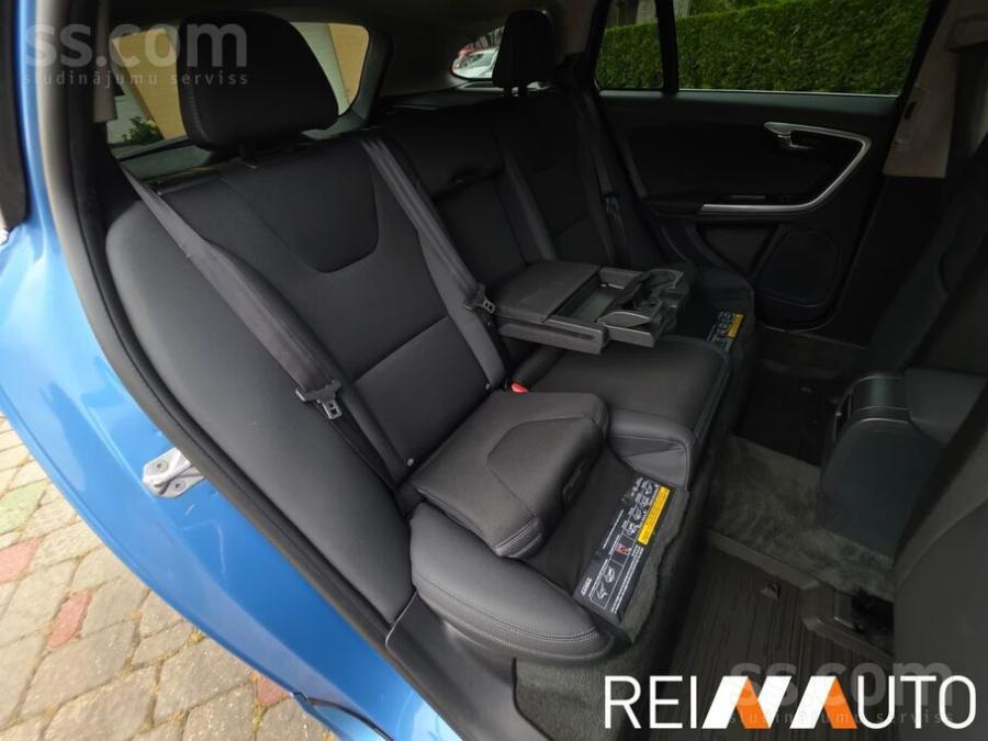 Zils Volvo V60 2014 Rīga, ar dzinēja tilpumu 2.00 L un nobraukumu 339 tūkst. km par 6850 €, foto 14 vietnē AUTOMOTO.COM.LV