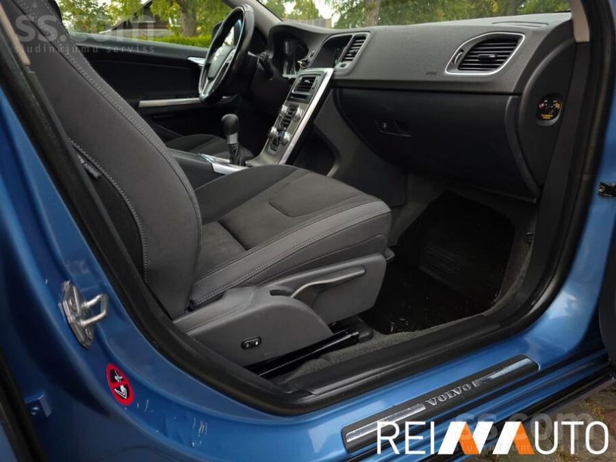 Zils Volvo V60 2014 Rīga, ar dzinēja tilpumu 2.00 L un nobraukumu 339 tūkst. km par 6850 €, foto 17 vietnē AUTOMOTO.COM.LV