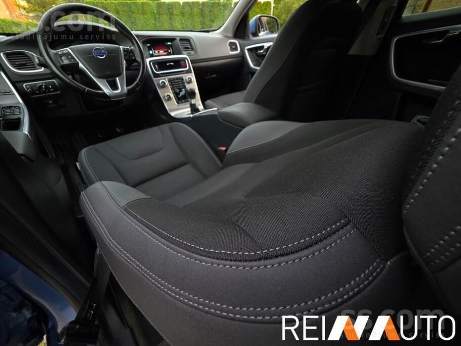 Zils Volvo V60 2014 Rīga, ar dzinēja tilpumu 2.00 L un nobraukumu 339 tūkst. km par 6850 €, foto 22 vietnē AUTOMOTO.COM.LV