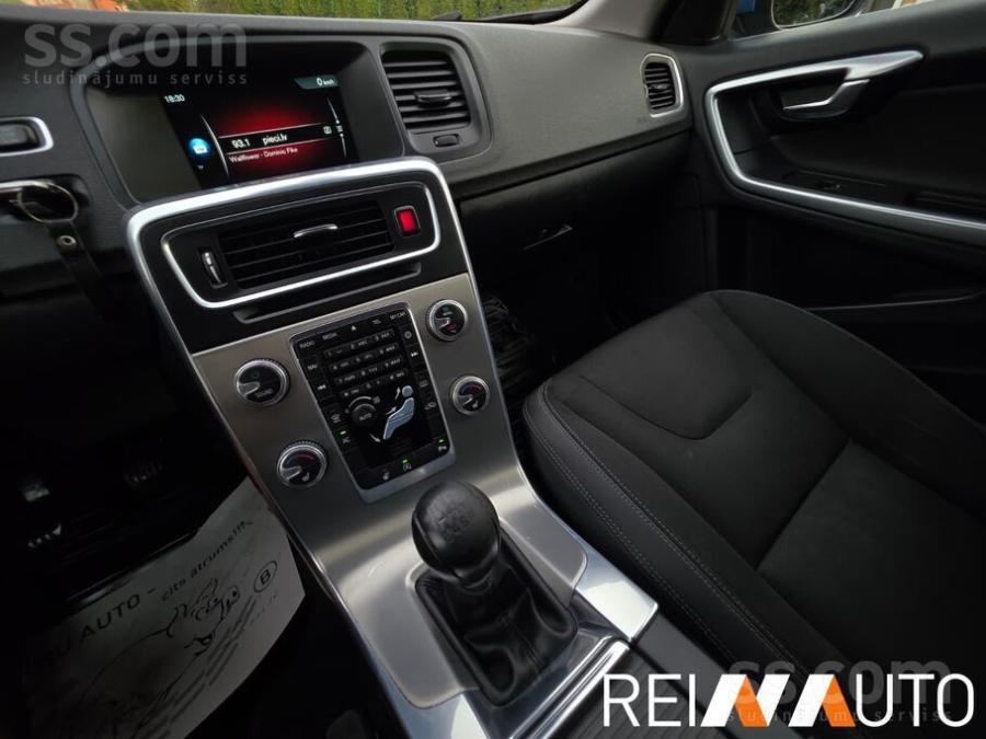 Zils Volvo V60 2014 Rīga, ar dzinēja tilpumu 2.00 L un nobraukumu 339 tūkst. km par 6850 €, foto 25 vietnē AUTOMOTO.COM.LV