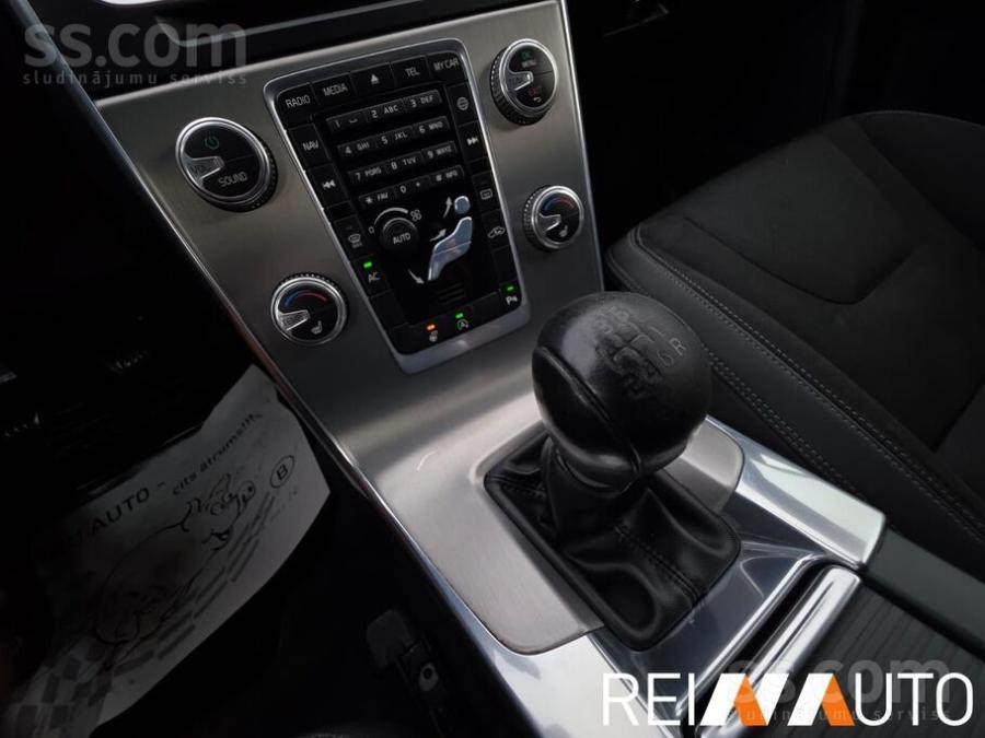 Zils Volvo V60 2014 Rīga, ar dzinēja tilpumu 2.00 L un nobraukumu 339 tūkst. km par 6850 €, foto 26 vietnē AUTOMOTO.COM.LV