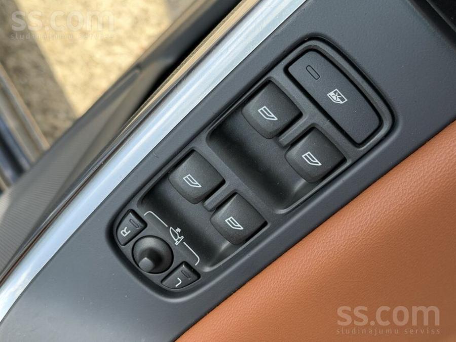 Blue Volvo V60 2014 in Riga, with an engine capacity of 2.00 L and mileage of 228 thousand km for 7490 €, photo 5 on AUTOMOTO.COM.LV