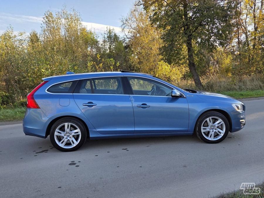 Blue Volvo V60 2014 in Kaunas, with an engine capacity of 2.40 L and mileage of 206 thousand km for 7650 €, photo 3 on AUTOMOTO.COM.LV