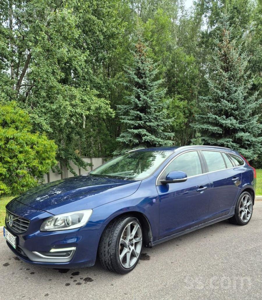 Blue Volvo V60 2015 in Riga, with an engine capacity of 2.00 L and mileage of 244 thousand km for 10460 €, photo 3 on AUTOMOTO.COM.LV