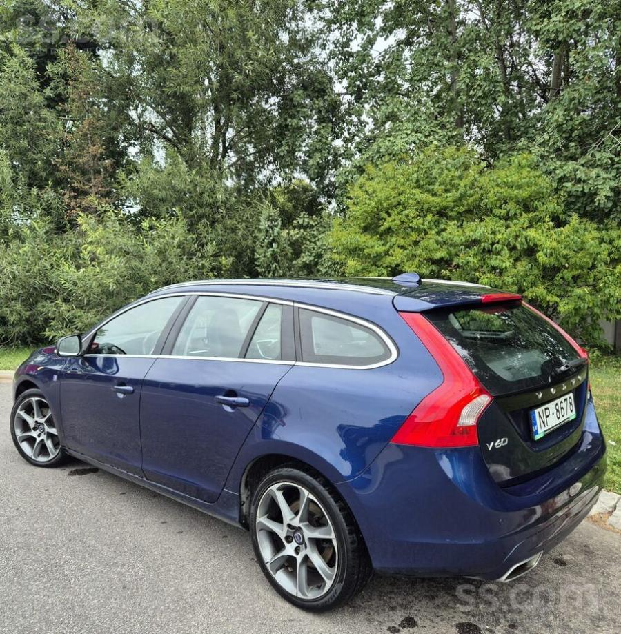 Blue Volvo V60 2015 in Riga, with an engine capacity of 2.00 L and mileage of 244 thousand km for 10460 €, photo 4 on AUTOMOTO.COM.LV