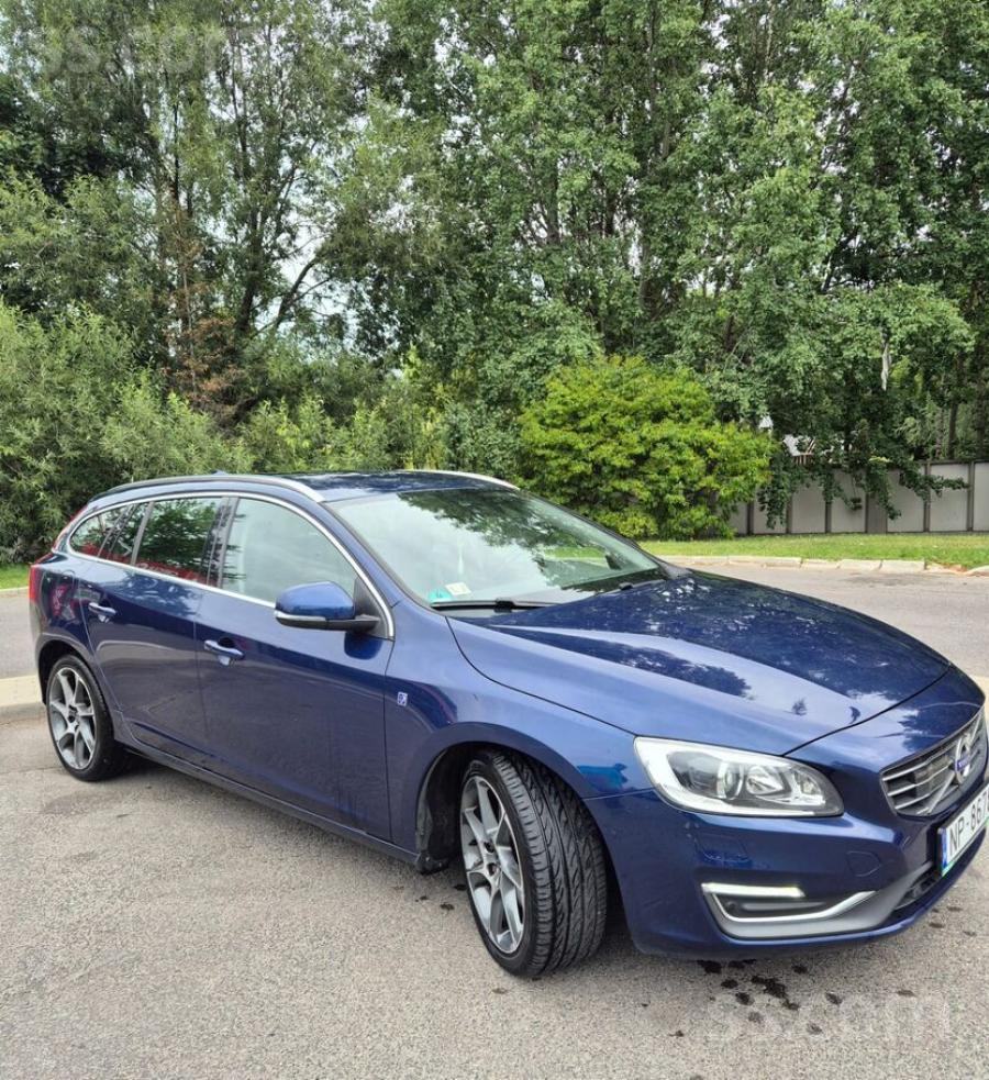 Blue Volvo V60 2015 in Riga, with an engine capacity of 2.00 L and mileage of 244 thousand km for 10460 €, photo 5 on AUTOMOTO.COM.LV