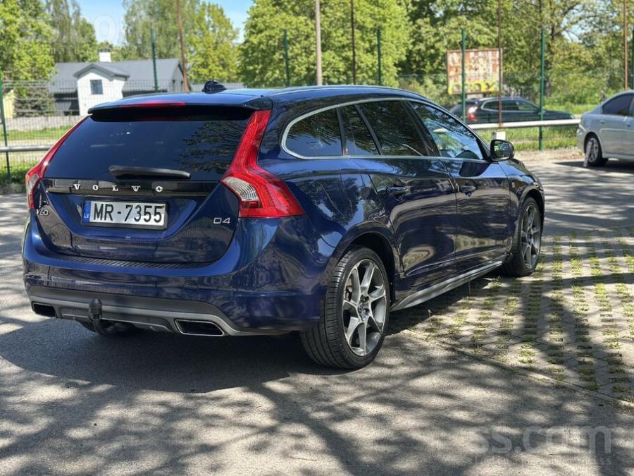 Blue Volvo V60 2015 in Riga, with an engine capacity of 2.00 L and mileage of 0 thousand km for 6790 €, photo 3 on AUTOMOTO.COM.LV