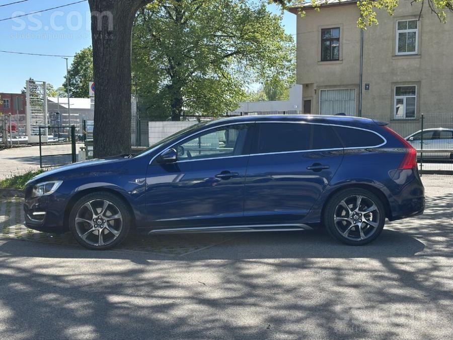 Blue Volvo V60 2015 in Riga, with an engine capacity of 2.00 L and mileage of 0 thousand km for 6790 €, photo 5 on AUTOMOTO.COM.LV