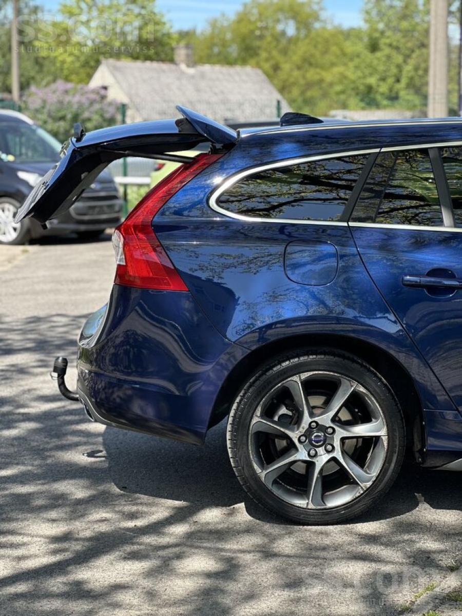Blue Volvo V60 2015 in Riga, with an engine capacity of 2.00 L and mileage of 0 thousand km for 6790 €, photo 9 on AUTOMOTO.COM.LV