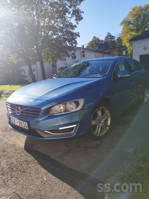 Blue Volvo V60 2015 in Riga, with an engine capacity of 2.00 L and mileage of 370 thousand km for 4900 €, photo 2 on AUTOMOTO.COM.LV