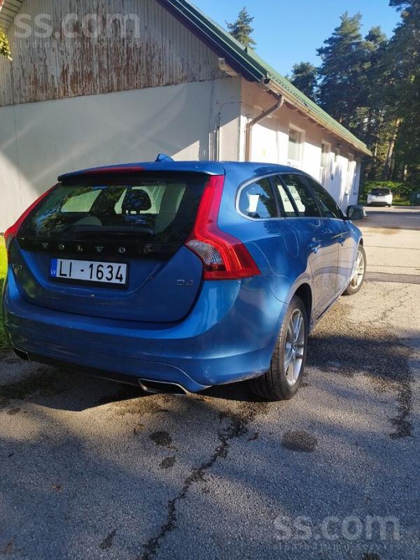 Blue Volvo V60 2015 in Riga, with an engine capacity of 2.00 L and mileage of 370 thousand km for 4900 €, photo 3 on AUTOMOTO.COM.LV