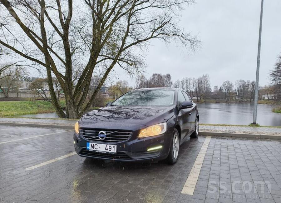 Blue Volvo V60 2015 in Riga, with an engine capacity of 2.00 L and mileage of 274 thousand km for 5900 €, photo 1 on AUTOMOTO.COM.LV