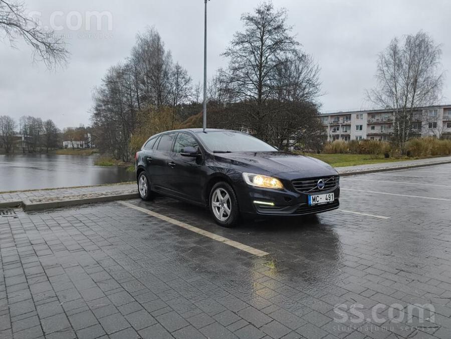 Blue Volvo V60 2015 in Riga, with an engine capacity of 2.00 L and mileage of 274 thousand km for 5900 €, photo 3 on AUTOMOTO.COM.LV