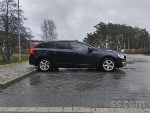 Zils Volvo V60 2015 Rīga, ar dzinēja tilpumu 2.00 L un nobraukumu 274 tūkst. km par 5900 €, foto 4 vietnē AUTOMOTO.COM.LV