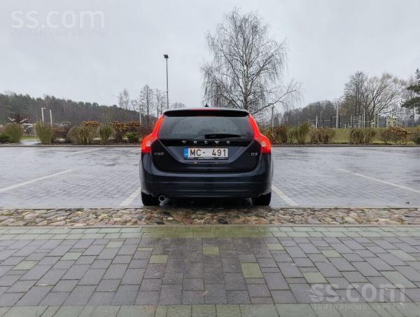 Zils Volvo V60 2015 Rīga, ar dzinēja tilpumu 2.00 L un nobraukumu 274 tūkst. km par 5900 €, foto 5 vietnē AUTOMOTO.COM.LV