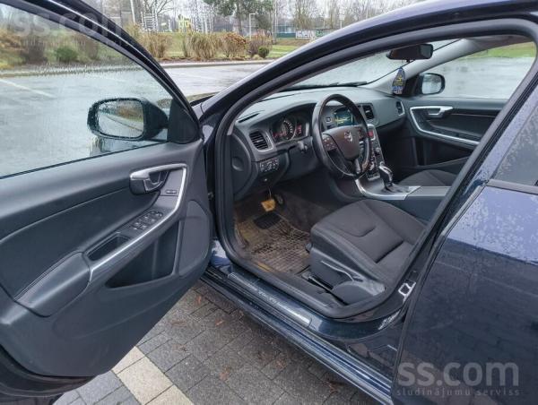 Zils Volvo V60 2015 Rīga, ar dzinēja tilpumu 2.00 L un nobraukumu 274 tūkst. km par 5900 €, foto 9 vietnē AUTOMOTO.COM.LV