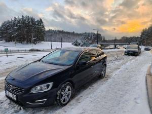Zils Volvo V60 2015 Viļņa, ar dzinēja tilpumu 1.98 L un nobraukumu 301 tūkst. km par 3950 €, foto  vietnē AUTOMOTO.COM.LV