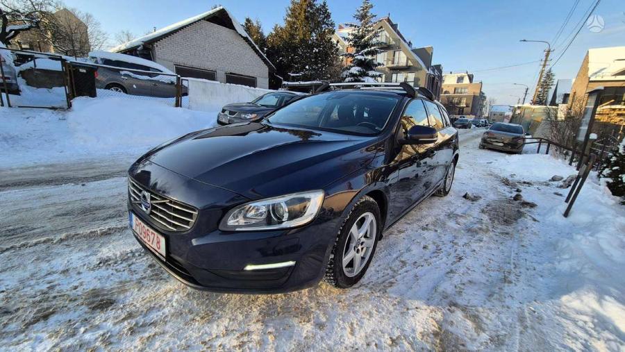 Blue Volvo V60 2015 in Vilnius, with an engine capacity of 1.98 L and mileage of 300 thousand km for 6200 €, photo 1 on AUTOMOTO.COM.LV