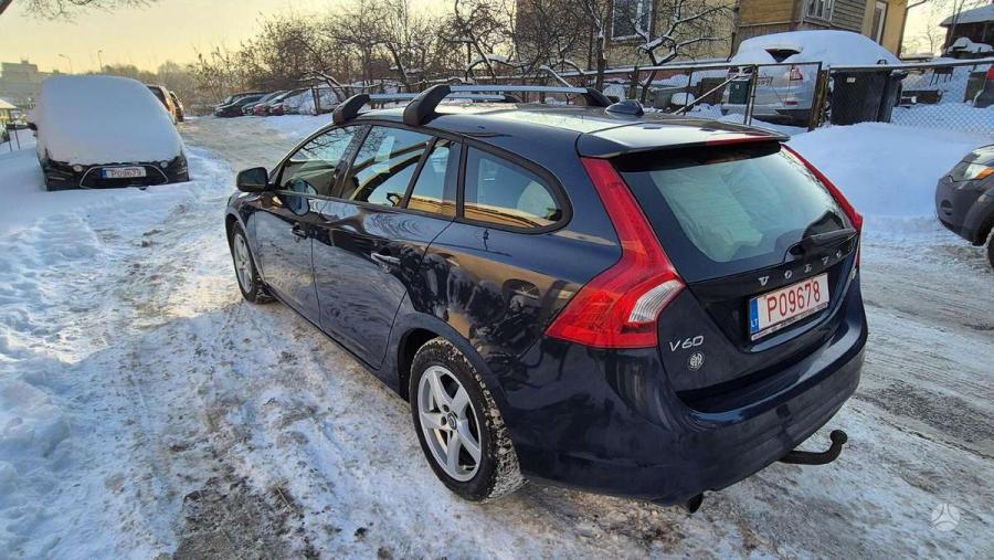 Blue Volvo V60 2015 in Vilnius, with an engine capacity of 1.98 L and mileage of 300 thousand km for 6200 €, photo 7 on AUTOMOTO.COM.LV