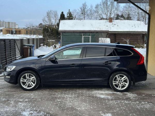 Zils Volvo V60 2015 Alīta, ar dzinēja tilpumu 2.40 L un nobraukumu 289 tūkst. km par 7500 €, foto 3 vietnē AUTOMOTO.COM.LV