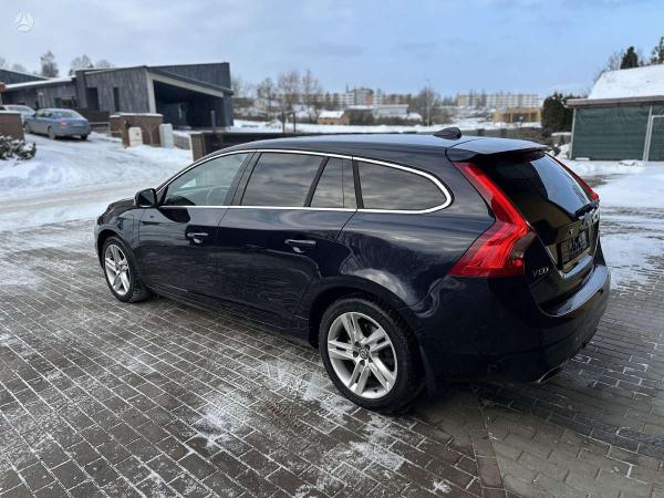 Zils Volvo V60 2015 Alīta, ar dzinēja tilpumu 2.40 L un nobraukumu 289 tūkst. km par 7500 €, foto 4 vietnē AUTOMOTO.COM.LV
