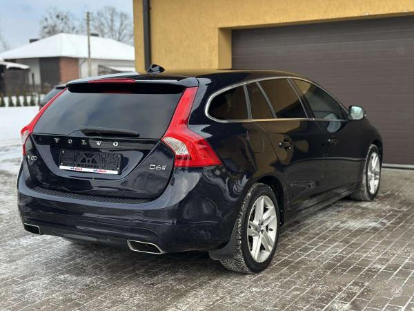 Zils Volvo V60 2015 Alīta, ar dzinēja tilpumu 2.40 L un nobraukumu 289 tūkst. km par 7500 €, foto 6 vietnē AUTOMOTO.COM.LV