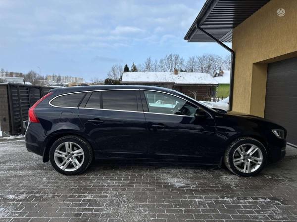 Zils Volvo V60 2015 Alīta, ar dzinēja tilpumu 2.40 L un nobraukumu 289 tūkst. km par 7500 €, foto 7 vietnē AUTOMOTO.COM.LV