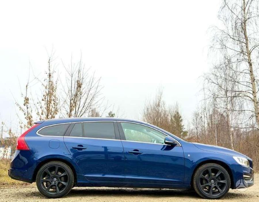 Blue Volvo V60 2015 in Siauliai, with an engine capacity of 2.00 L and mileage of 270 thousand km for 8550 €, photo 14 on AUTOMOTO.COM.LV