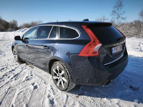Blue Volvo V60 2015 in Vilnius, with an engine capacity of 2.40 L and mileage of 290 thousand km for 7500 €, photo 4 on AUTOMOTO.COM.LV