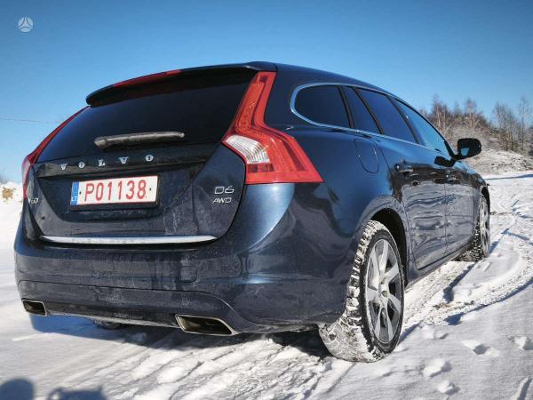 Blue Volvo V60 2015 in Vilnius, with an engine capacity of 2.40 L and mileage of 290 thousand km for 7500 €, photo 5 on AUTOMOTO.COM.LV