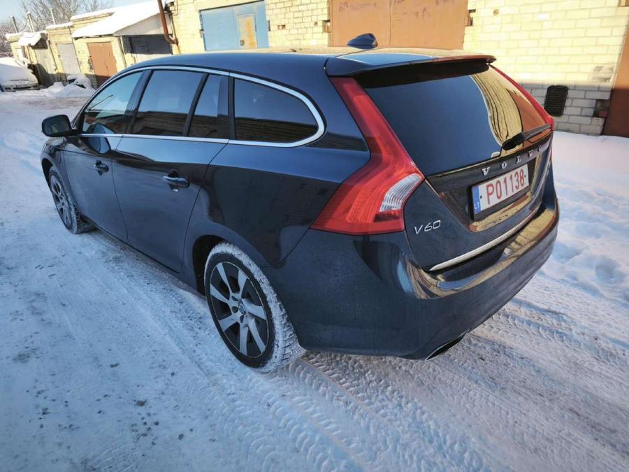 Zils Volvo V60 2015 Viļņa, ar dzinēja tilpumu 2.40 L un nobraukumu 290 tūkst. km par 7500 €, foto 6 vietnē AUTOMOTO.COM.LV