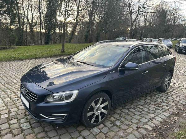 Blue Volvo V60 2015 in Vilnius, with an engine capacity of 2.40 L and mileage of 373 thousand km for 6500 €, photo 1 on AUTOMOTO.COM.LV