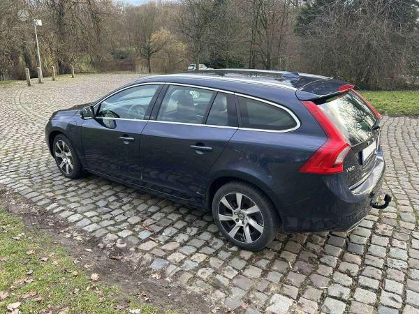 Blue Volvo V60 2015 in Vilnius, with an engine capacity of 2.40 L and mileage of 373 thousand km for 6500 €, photo 5 on AUTOMOTO.COM.LV