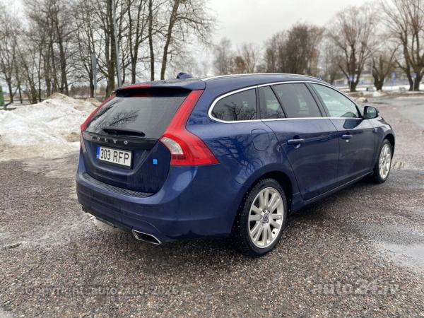 Zils Volvo V60 2015 Hāpsalu, ar dzinēja tilpumu 2.00 L un nobraukumu 411 tūkst. km par 7600 €, foto 4 vietnē AUTOMOTO.COM.LV