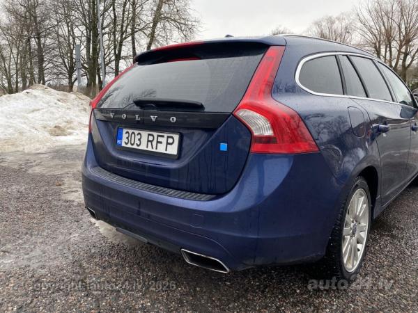 Zils Volvo V60 2015 Hāpsalu, ar dzinēja tilpumu 2.00 L un nobraukumu 411 tūkst. km par 7600 €, foto 7 vietnē AUTOMOTO.COM.LV
