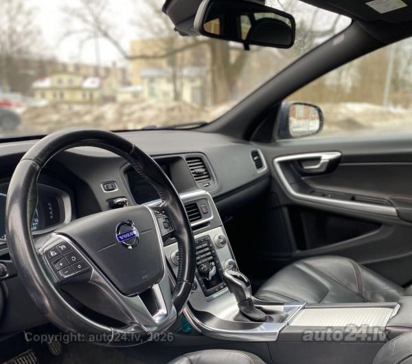 Zils Volvo V60 2015 Hāpsalu, ar dzinēja tilpumu 2.00 L un nobraukumu 411 tūkst. km par 7600 €, foto 8 vietnē AUTOMOTO.COM.LV