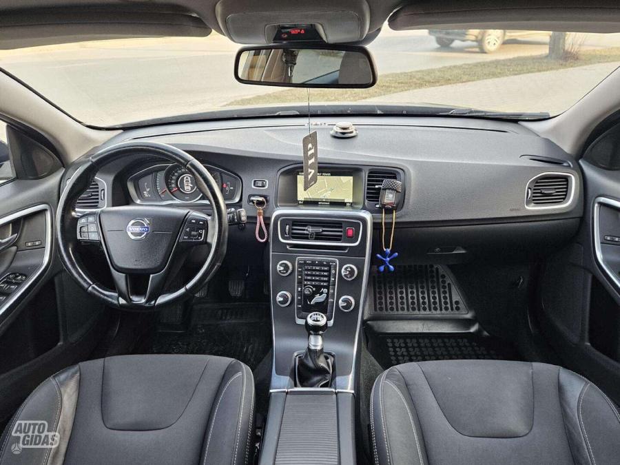 Zils Volvo V60 2015 Šauļi, ar dzinēja tilpumu 1.60 L un nobraukumu 339 tūkst. km par 5550 €, foto 13 vietnē AUTOMOTO.COM.LV