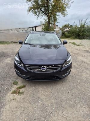Blue Volvo V60 2015 in Valmiera, with an engine capacity of 2.40 L and mileage of 262 thousand km for 10800 €, photo 4 on AUTOMOTO.COM.LV