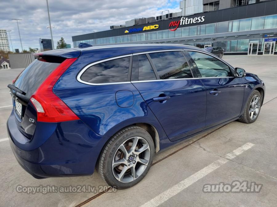 Blue Volvo V60 2015 in Tallinn, with an engine capacity of 2.00 L and mileage of 205 thousand km for 9100 €, photo 6 on AUTOMOTO.COM.LV