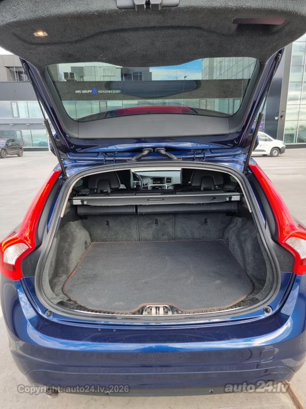 Blue Volvo V60 2015 in Tallinn, with an engine capacity of 2.00 L and mileage of 205 thousand km for 9100 €, photo 8 on AUTOMOTO.COM.LV