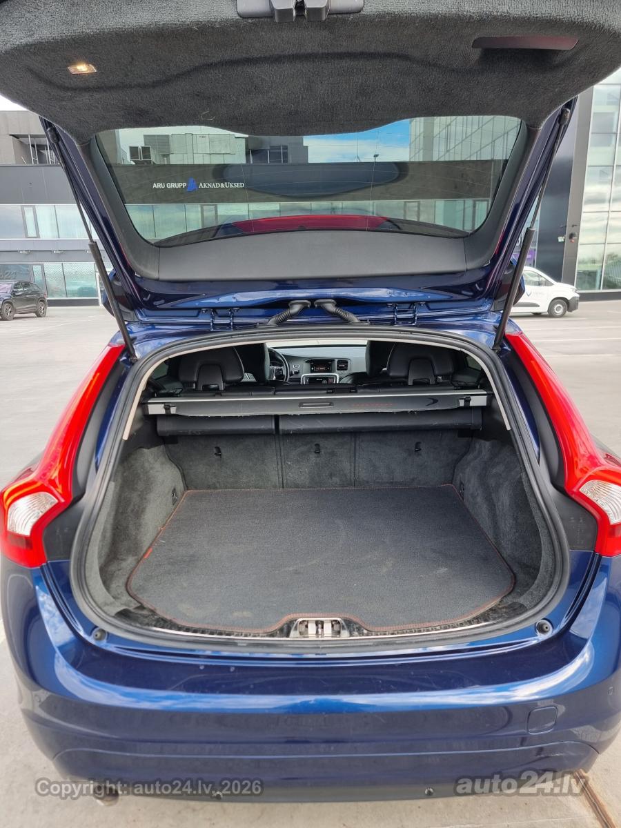 Blue Volvo V60 2015 in Tallinn, with an engine capacity of 2.00 L and mileage of 205 thousand km for 9100 €, photo 9 on AUTOMOTO.COM.LV